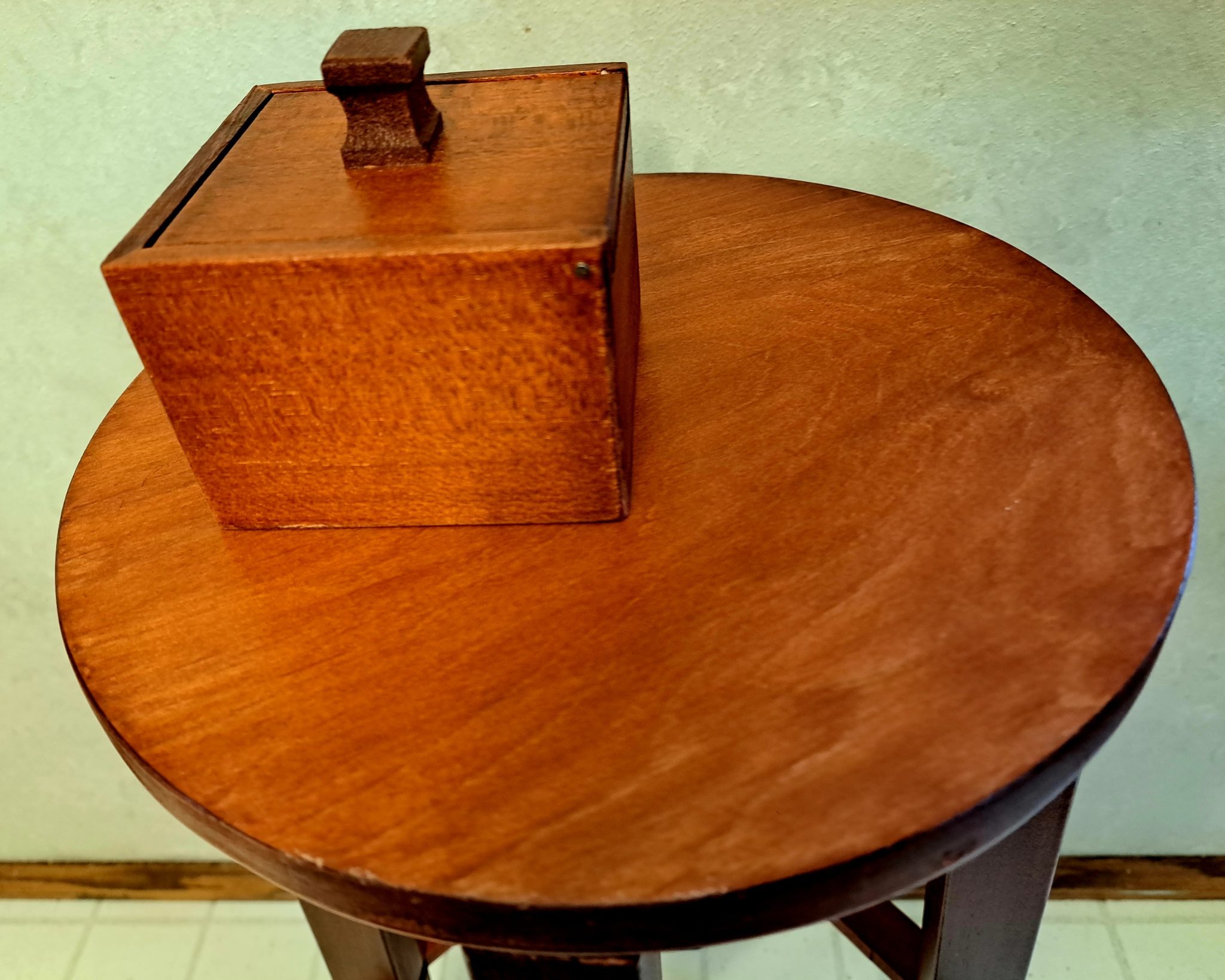 Losander Floating Bar Stool – Magic Auction